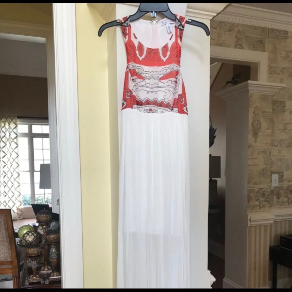 Made For Impulse White Crinkle W/ Design Dress - Gem